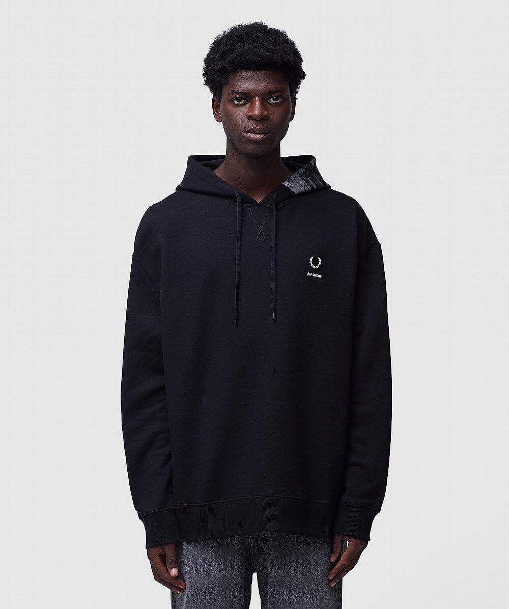 FRED PERRY X RAF SIMONS PRINT HOODIE | BLACK | SEVENSTORE FRED PERRY X RAF SIMONS PRINT HOODIE | BLACK | SEVENSTORE